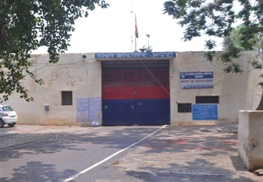 मथुरा जेल में बनेगी एक लाख किताबों की लाइब्रेरी - Mathura: Preparations ...