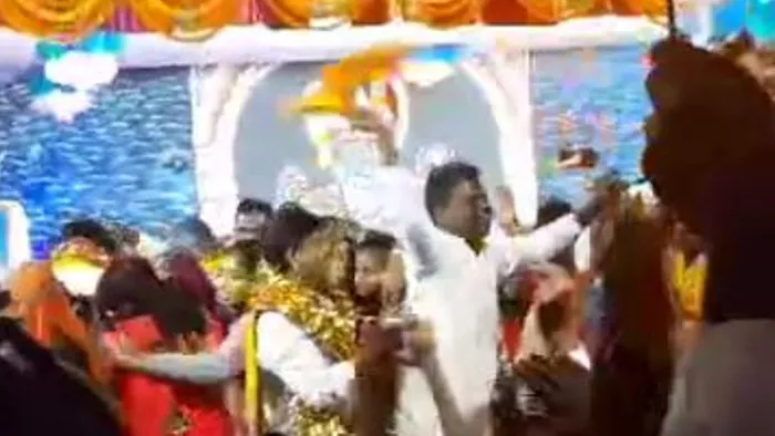 भागलपुर से JDU सांसद अजय मंडल ने गमछा घुमा-घुमा किया डांस, वायरल हुई ...