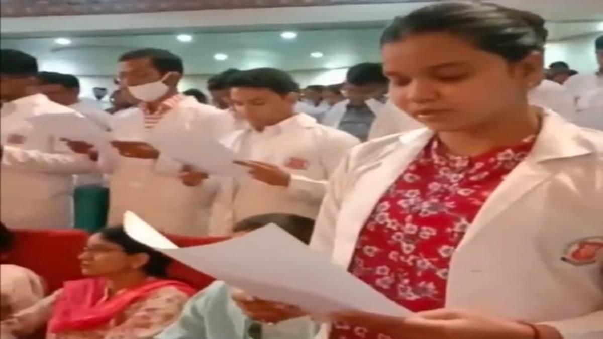 दिव्‍यांग छात्रा प्रीति पांडेय की मेहनत रंग लाई, केजीएमसी लखनऊ में ...