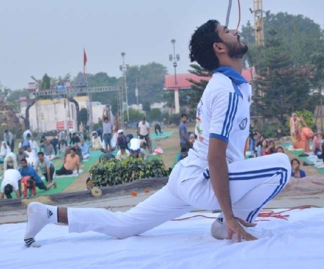 36 घंटे लगातार सूर्य नमस्कार कर वर्ल्‍ड रिकार्ड बनाने वाले संदीप आर्य के स्‍वागत में बिछाई पलकें ...