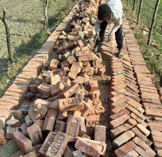 पीले ईंट से खड़ंजा निर्माण का ग्रामीणों ने लगाया आरोप - allegation to ...