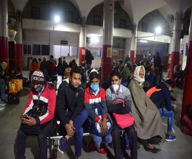 Train Passengers Upset In Cold : कोहरे का कहर, मुश्किल होगा ट्रेनों का ...