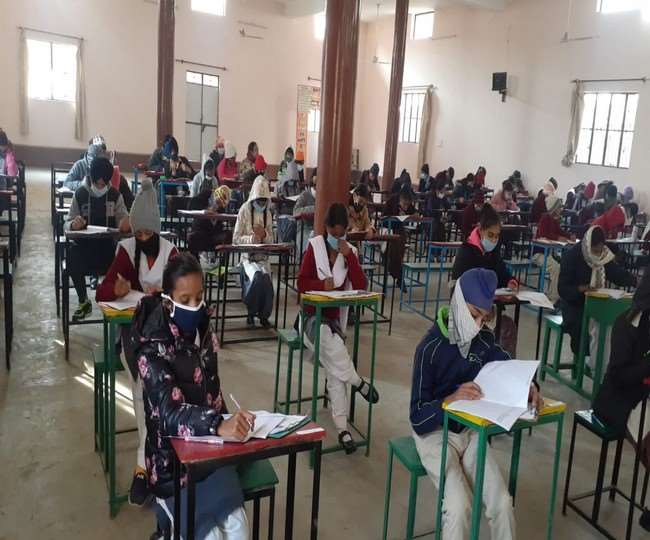 NTSE Stage-1 Exam: परीक्षा केंद्र में 6-6 फीट की दूरी पर बैठे ...