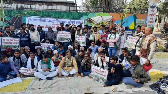 अलीगढ़ कलक्ट्रेट को सिधु बार्डर बनता देख सकते आया प्रशासन खत्म कराया ...