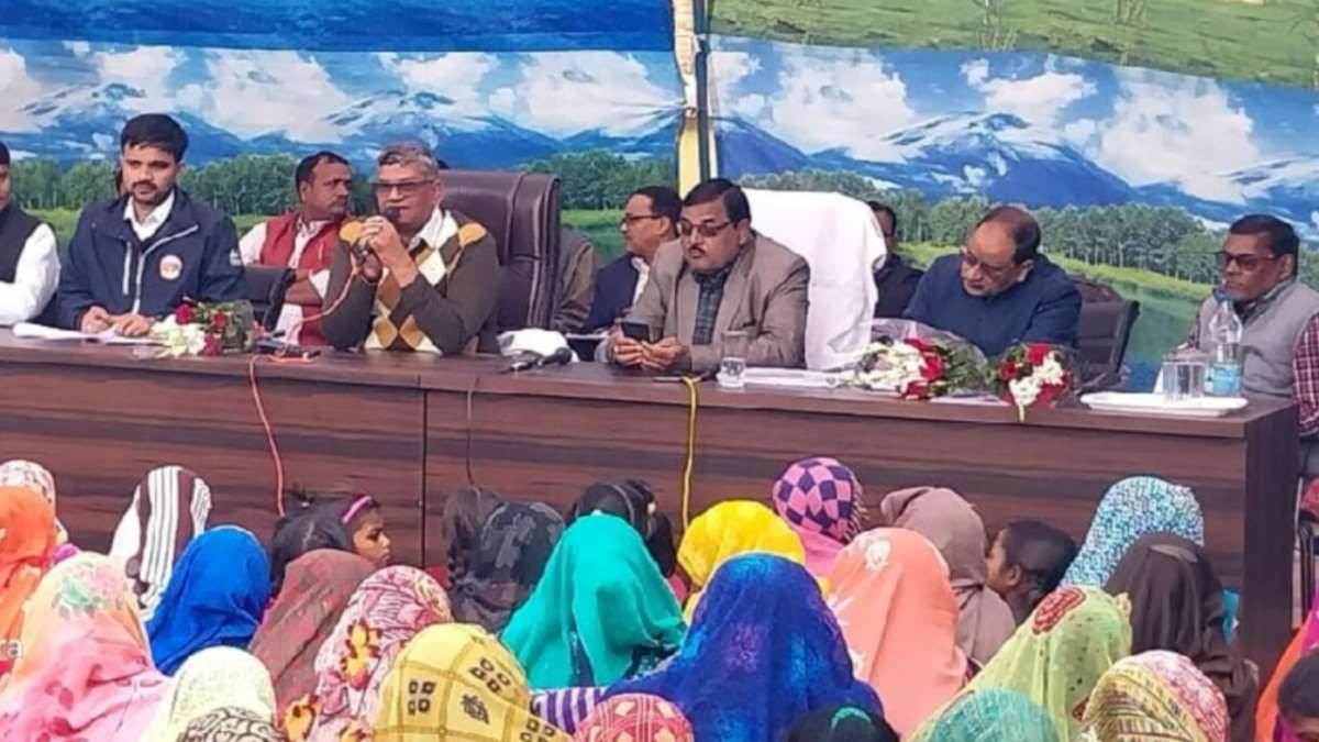 Mahoba: डीएम ने कहा, गुटखा में पैसा बर्बाद करते हो उतने में बच्चों का ...