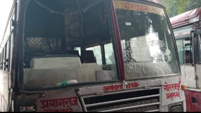 Pratapgarh News: स्टेयरिंग जाम हो जाने से पोल से टकराई बस, सहमे यात्री ...