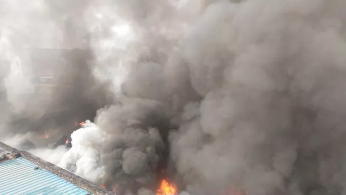 Gurugram Fire: गुरुग्राम की फैक्ट्री में लगी भीषण आग, मौके पर पहुंचीं ...