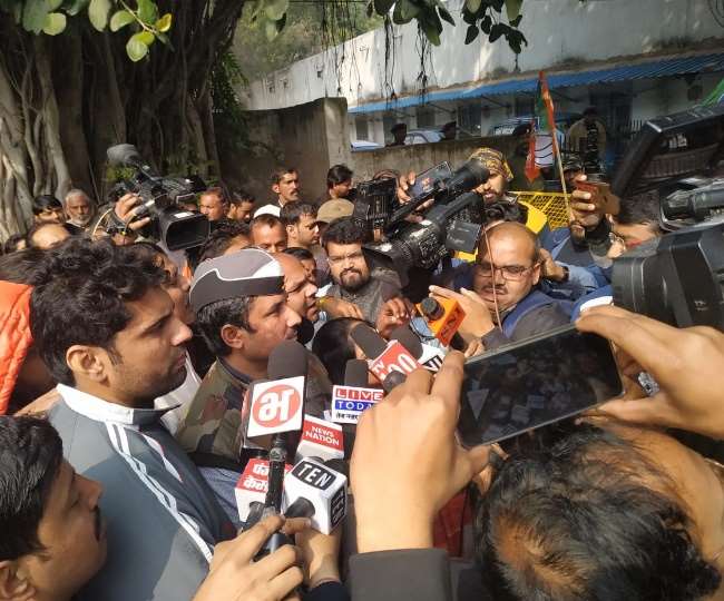 Delhi Election : अंतिम दिन उमड़ी प्रत्याशियों की भीड़, केजरीवाल ने सात ...