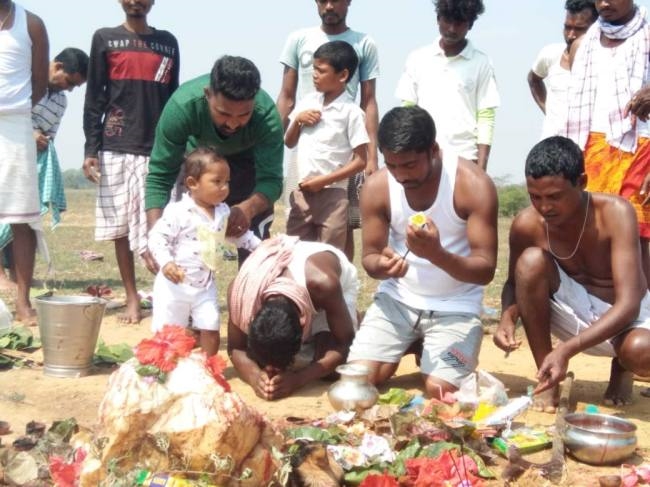सिंगबोंगा का आह्वान कर समाज व विश्व शांति के लिए की प्रार्थना - Praying ...