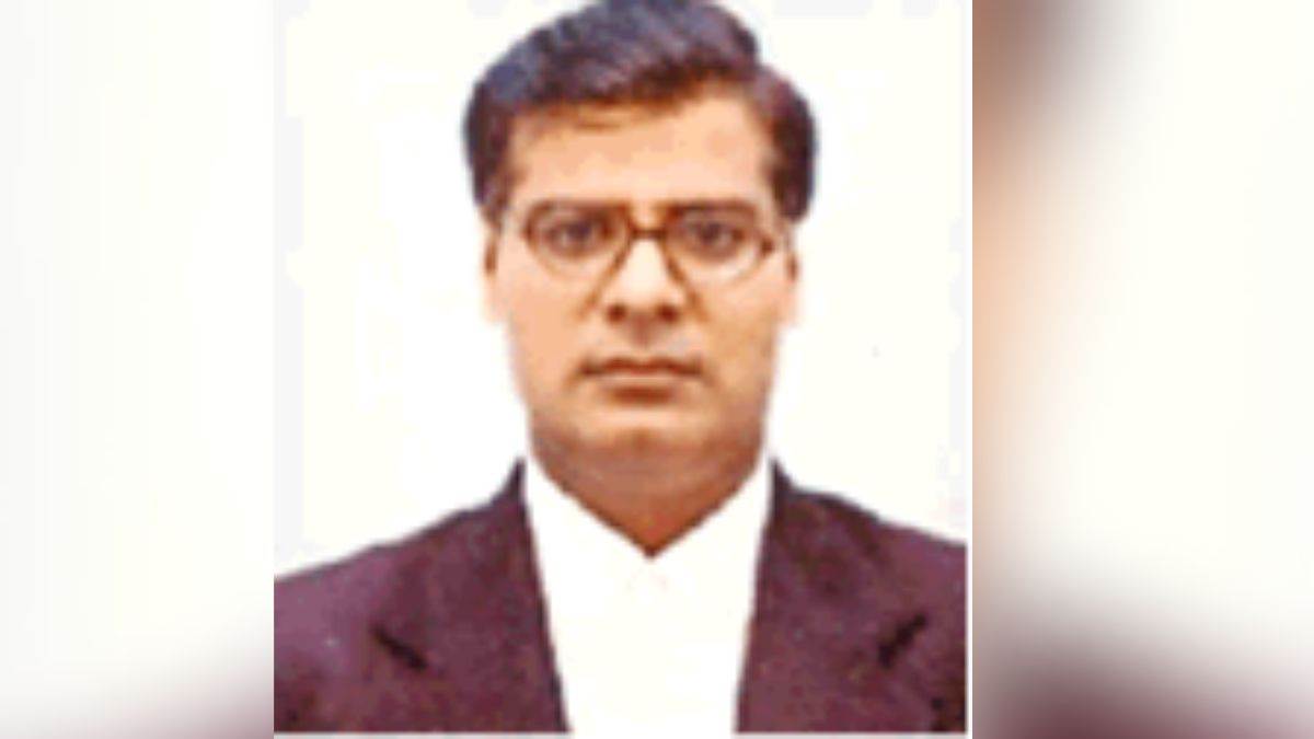 Mirzapur News: कोर्ट में अपने ही लाइसेंसी रिवाल्वर से गोली चलने से घायल ...