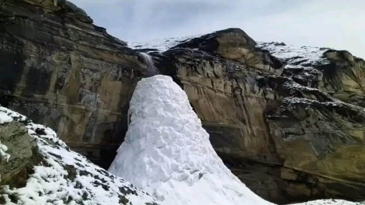 Chamba News: चंबा में झरने के जमने से बना शिवलिंग, दर्शन करने पैदल ...