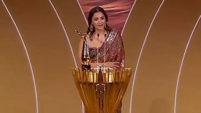 Joy Awards 2024 में Alia Bhatt को मिला अवॉर्ड, इमोशनल स्पीच और लुक से ...