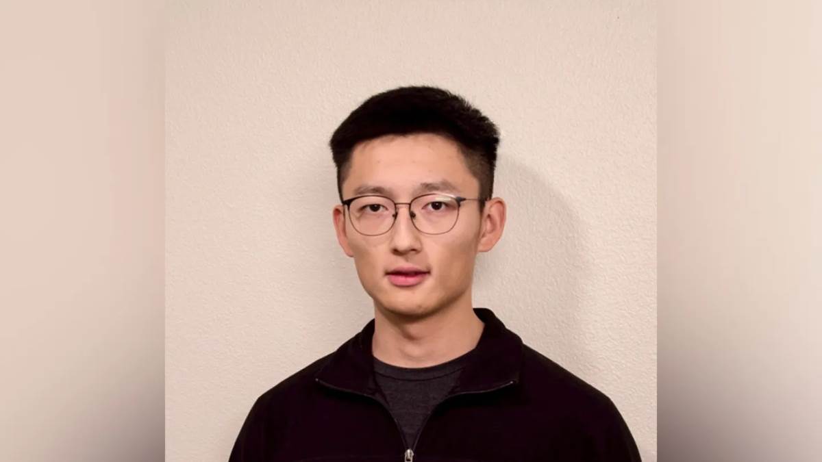 US: खून से रंगे हुए थे हाथ, पत्नी की हत्या करने के बाद पास में ही बैठा ...