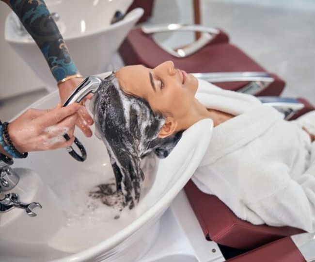 पार्लर में Hair Wash करवाना पड़ सकता है भारी! 50 से ज्यादा उम्र की ...