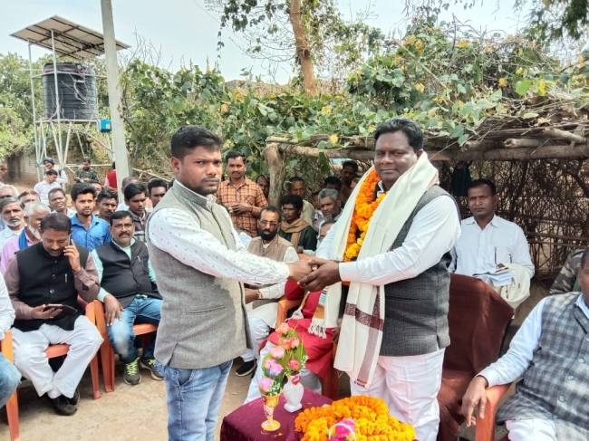 गांवों को दौरा कर विधायक ने सुनाएं ग्रामीणों की समस्याएं - latehar news