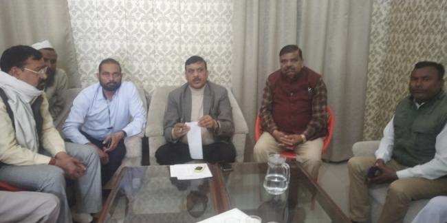 सांसद ने जनता दरबार लगाकर सुनी समस्याएं - MP listened to problems by ...