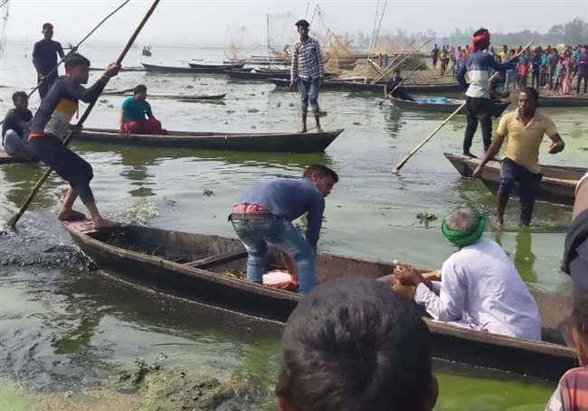 Ballia Boat Accident : सुरहा ताल में गहरे पानी में अचानक नाव पलटी, छह ...