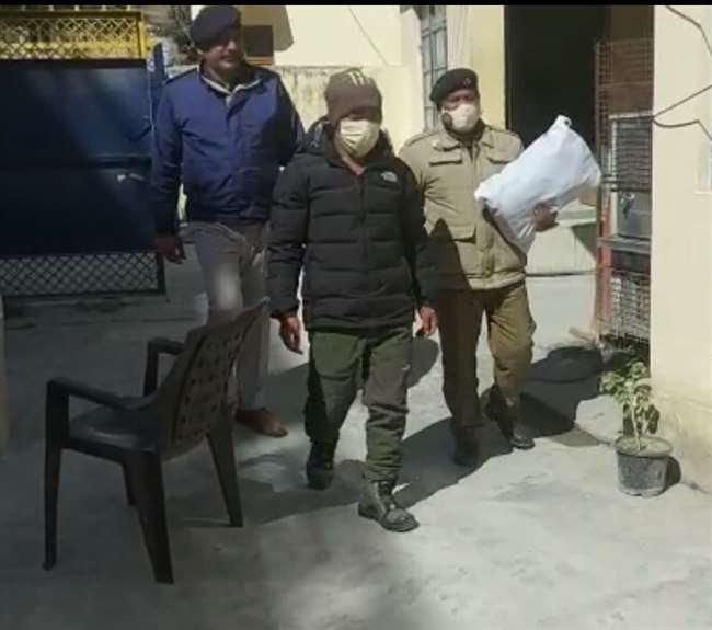 कुल्लू पुलिस ने सड़क किनारे छिपे व्यक्ति से बरामद की चार किलोग्राम