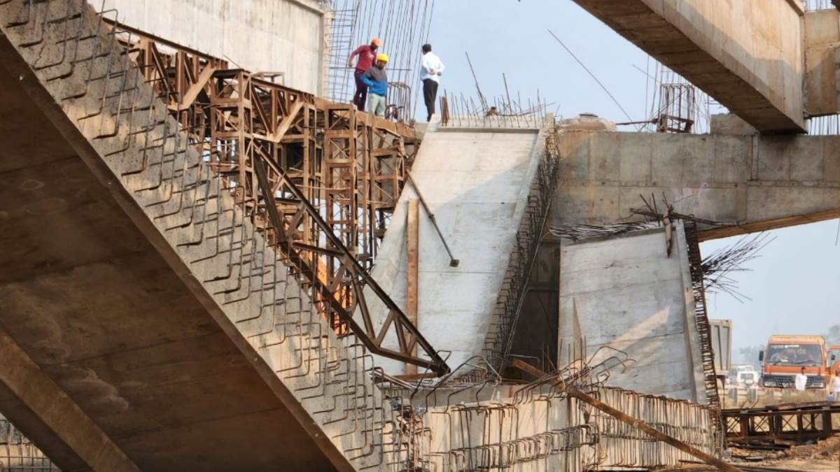 Patna: बिहटा-दनियावां स्टेट हाइवे पर निर्माणाधीन फ्लाईओवर के दो स्पैन ...