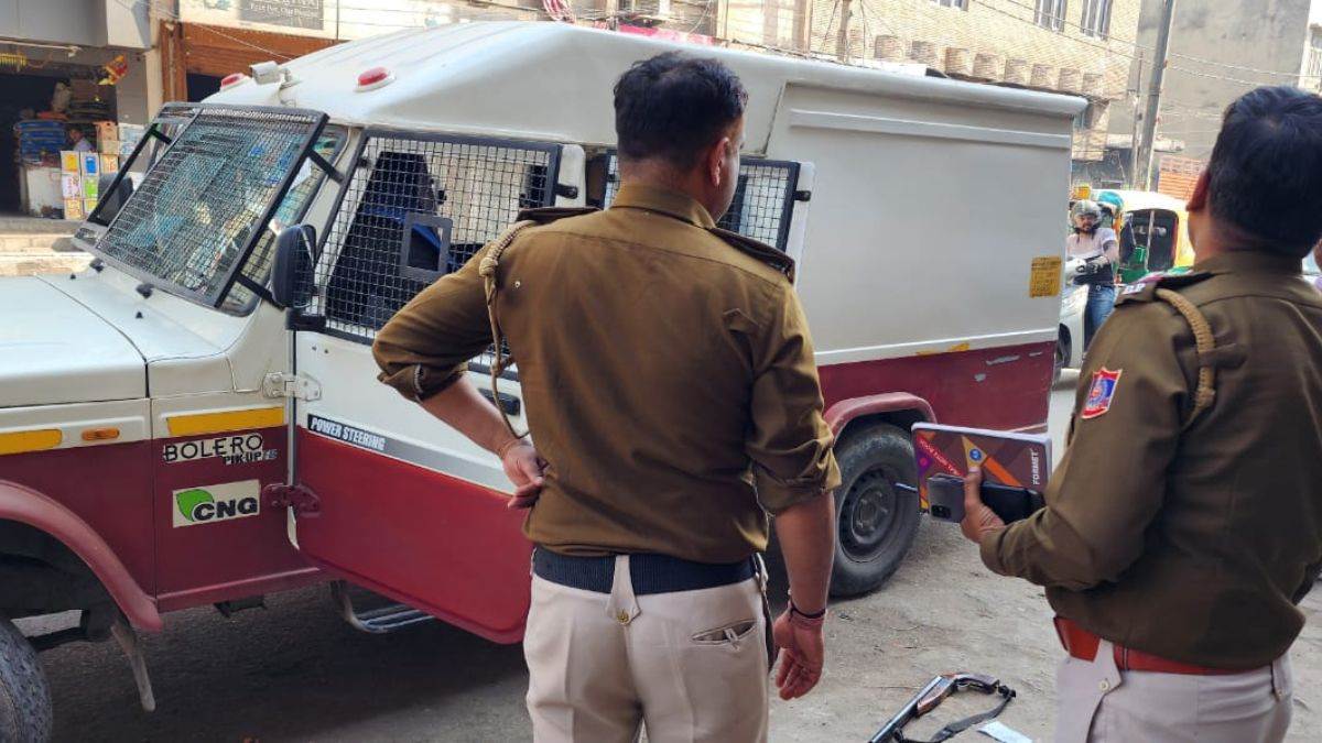 Delhi: दिल्ली में दिनदहाड़े बैंक लूटने की कोशिश, हथियारबंद लुटेरे ने ...