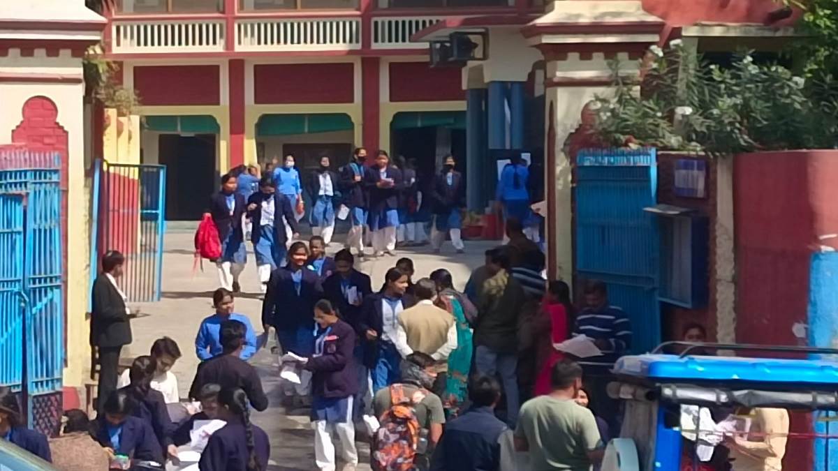 UP Board Exam 2023: यूपी बोर्ड गणित की दसवीं की परीक्षा में आजमगढ़ से ...