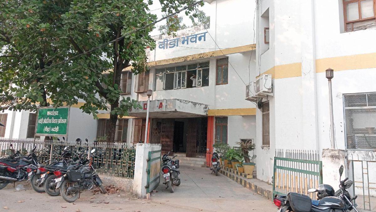 Bhadohi News: बिना नक्शा पास कराए ही बनवा लिए भवन, 206 लोगों को नोटिस ...