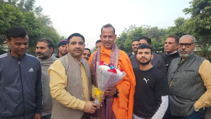 दिल्ली सरकार में मंत्री बने रविंद्र इंद्राज के घर समर्थकों की उमड़ी ...