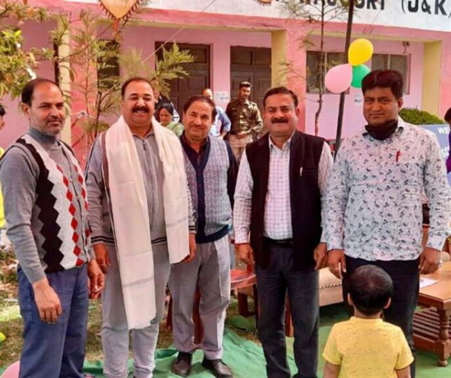 स्कूल प्रशासन ने डीडीसी सदस्य को किया सम्मानित - स्कूल प्रशासन ने ...