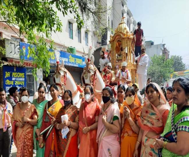 मेरठ में बैड-बाजों के साथ आनंदपुरी जैन मंदिर से निकली श्रीजी की स्वर्ण ...