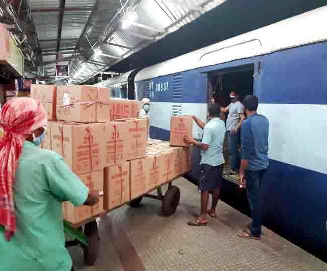 Indian Railways: पार्सल पैकेट पर लगेगा बारकोड... घर बैठे जान सकेंगे ...