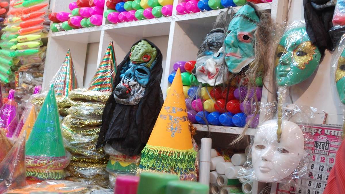 बिहार की होली: मुखौटों के बाजार में राजनेताओं और कार्टून कैरेक्टरों का ...