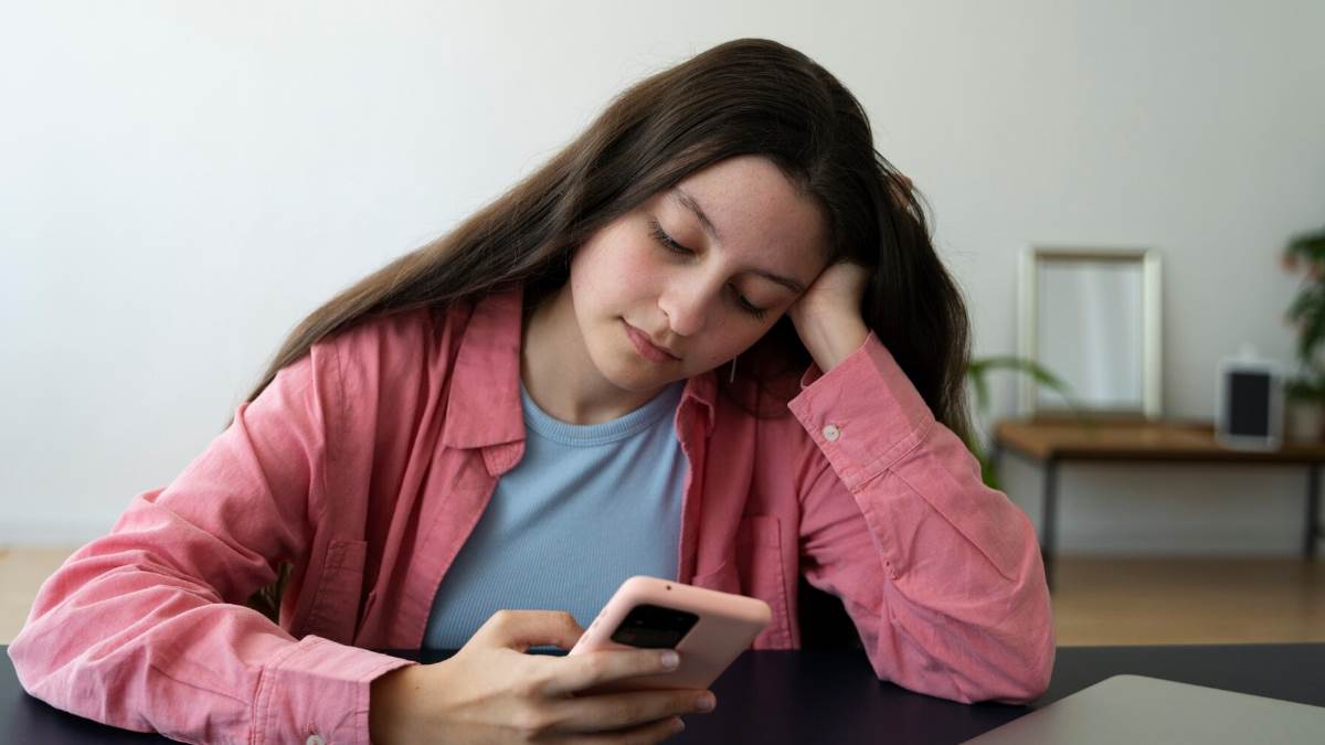 सोशल मीडिया का बहुत ज्यादा इस्तेमाल बन रहा है Zen Z में बढ़ते तनाव और ...