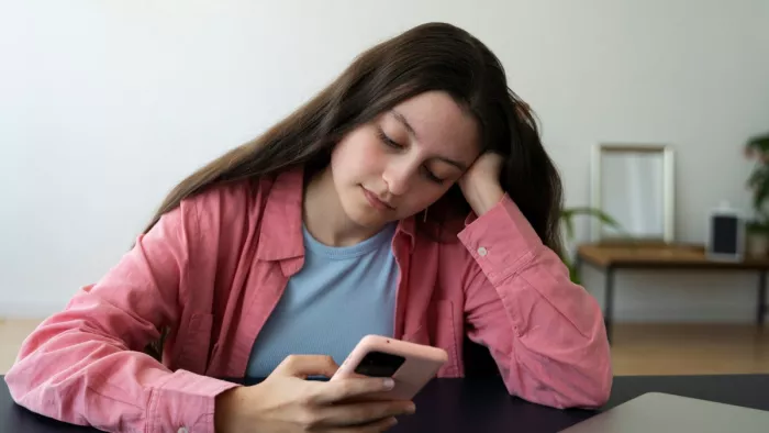 सोशल मीडिया का बहुत ज्यादा इस्तेमाल बन रहा है Zen Z में बढ़ते तनाव और ...