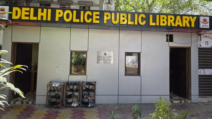 दिल्ली पुलिस की लाइब्रेरी ने बदली झुग्गी के युवाओं की जिंदगी, 10 ...