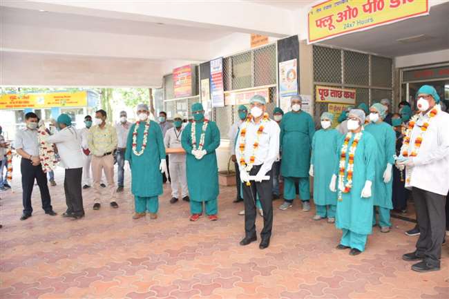 Coronavirus से जंग जीतने वालों को कमिश्नर और डीएम ने फूल से सम्‍मानित ...
