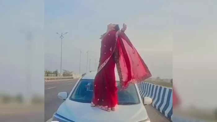 चलती कार के बोनट पर महिला ने बनाई रील, अब ARTO ने ठोका भारी जुर्माना ...
