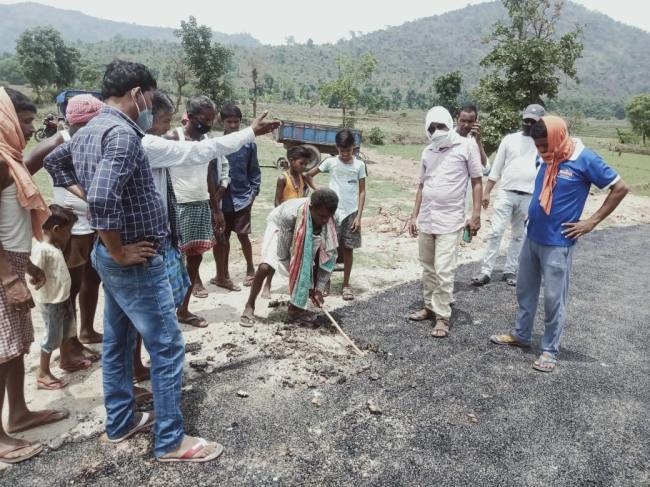 सिल्ली में बनने के साथ उखड़ने लगी सड़क, ग्रामीणों ने निर्माण कार्य रोका ...