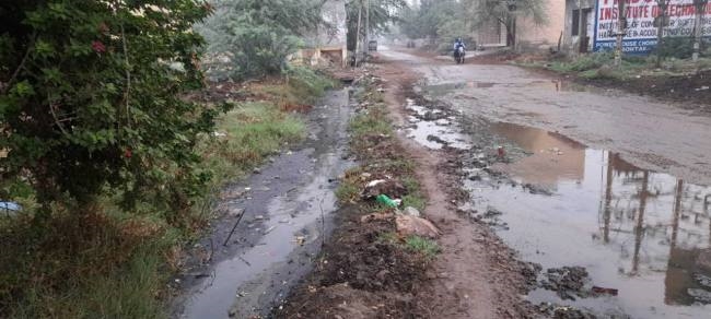 डोभ गांव में नाले अवरुद्ध, सड़क पर जमा गंदा पानी - Drains blocked in ...