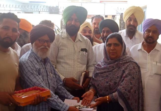 विधायक माणूके ने गालिब कलां के बेघर लोगों को सौंपे पांच पांच मरले प्लाट ...