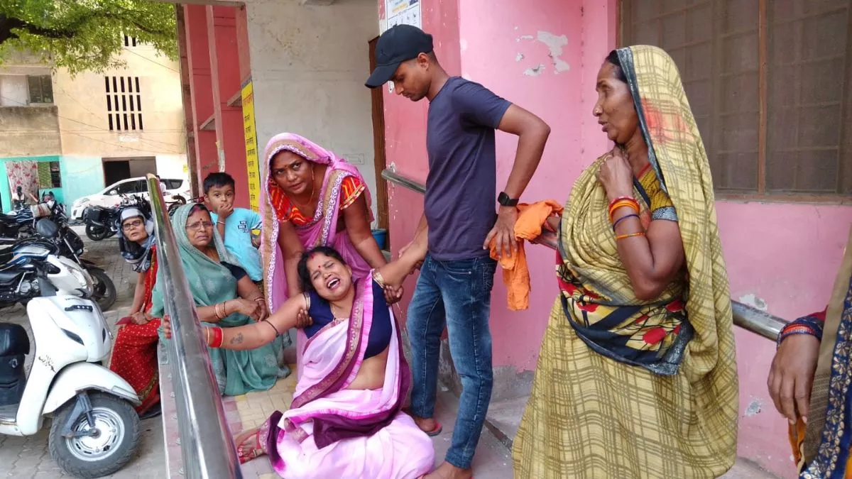 Deoria News: हाइटेंशन तार की चपेट में आने से युवक की मौत, संविदा लाइनमैन समेत दो गंभीर - Young ...