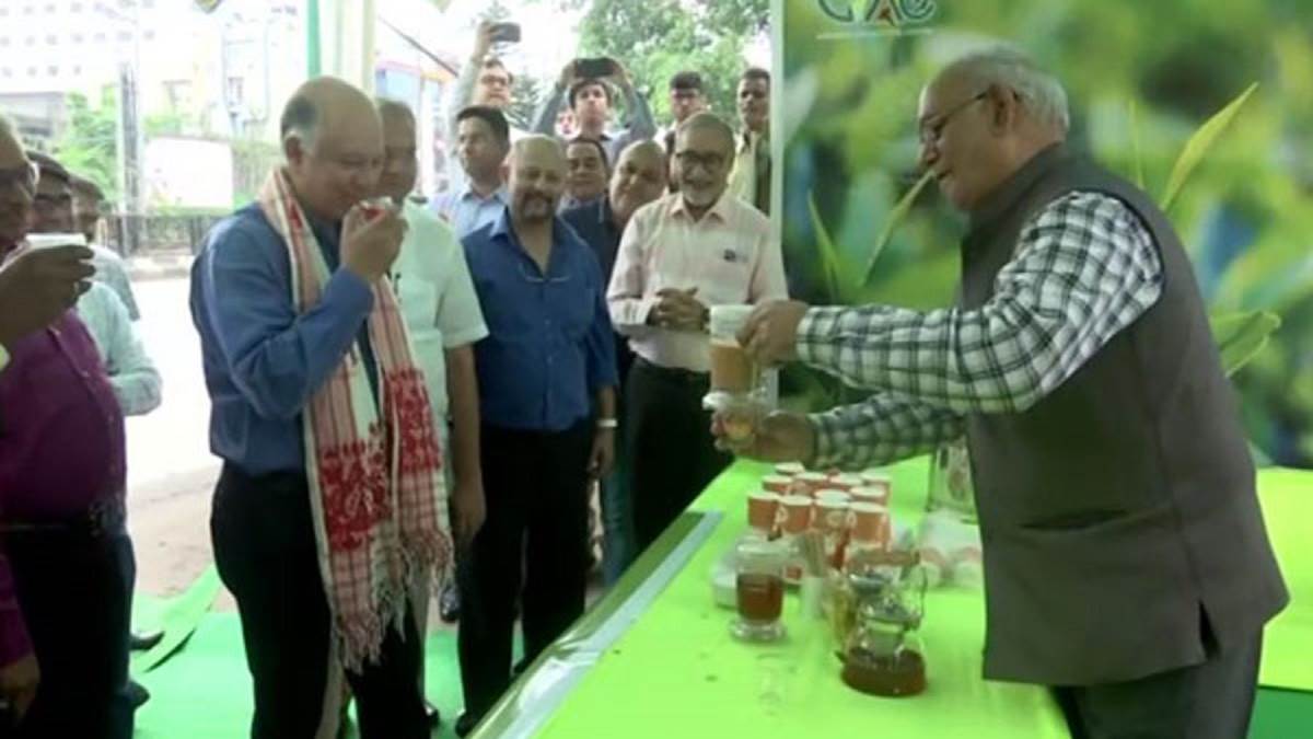 गुवाहाटी चाय नीलामी केंद्र ने मनाया International Tea Day, आम जनता को ...
