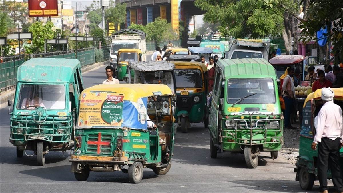 टेंपो चालक बैग लेकर भागा, पकड़ा गया तो दीवार पर पटकने लगा सिर - The ...