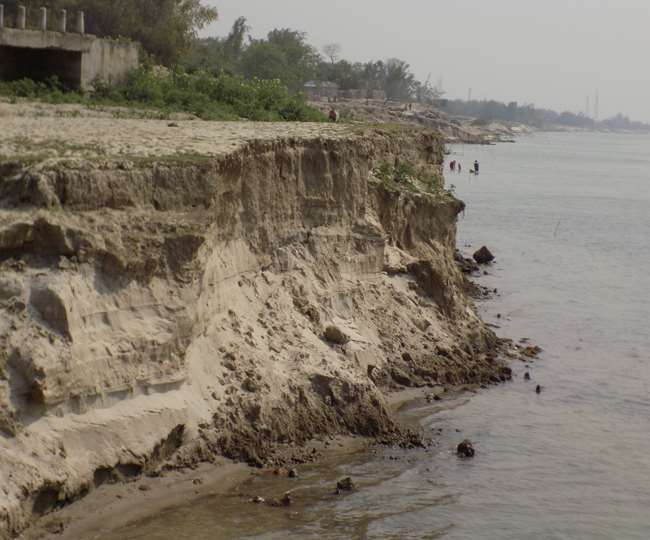 तीन दशक में गंगा में समा गए डेढ़ दर्जन गांव, बांध व तटबंध के सहारे कट ...