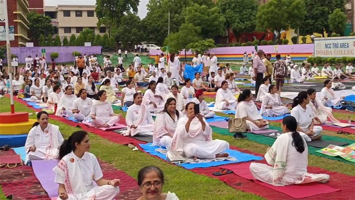 International Yoga Day 2022: जालंधर में याेग दिवस की धूम, बारिश में भी ...
