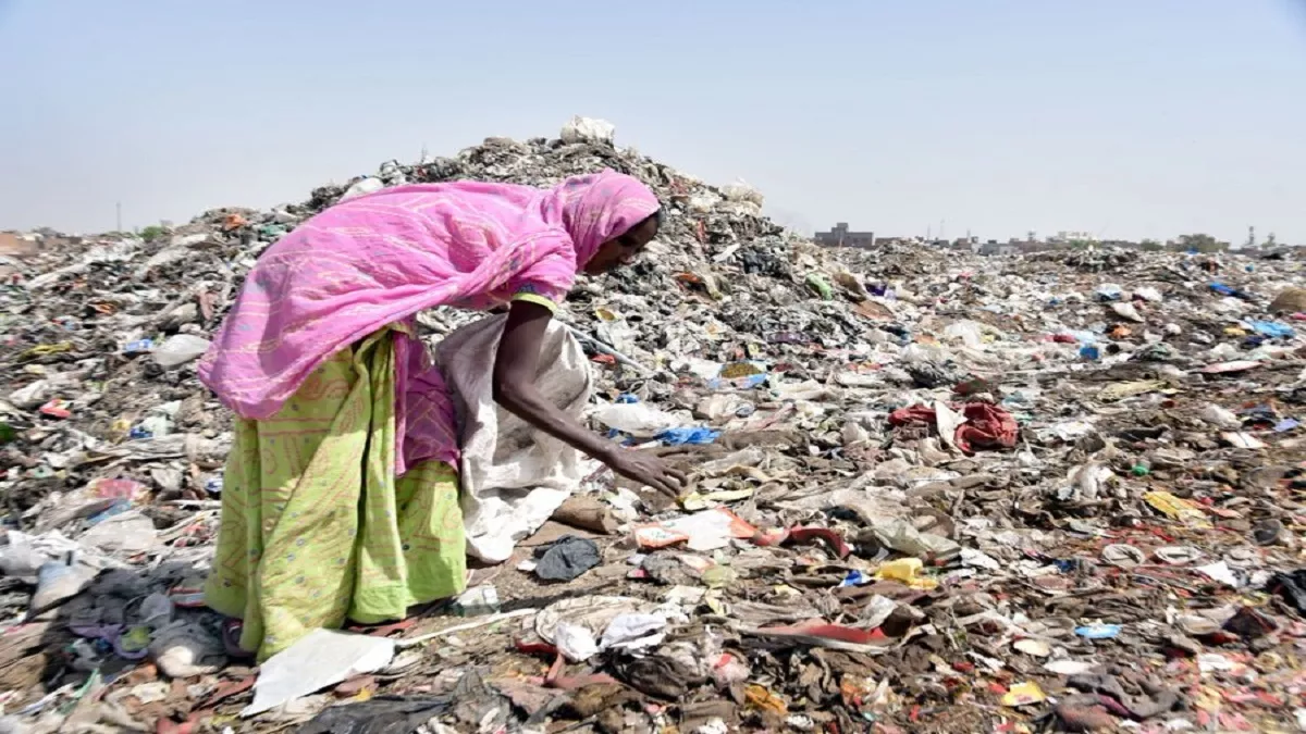 केरल से तमिलनाडु के गांवों में फेंका जा रहा कचरा, स्थानीय लोगों ने किया ...