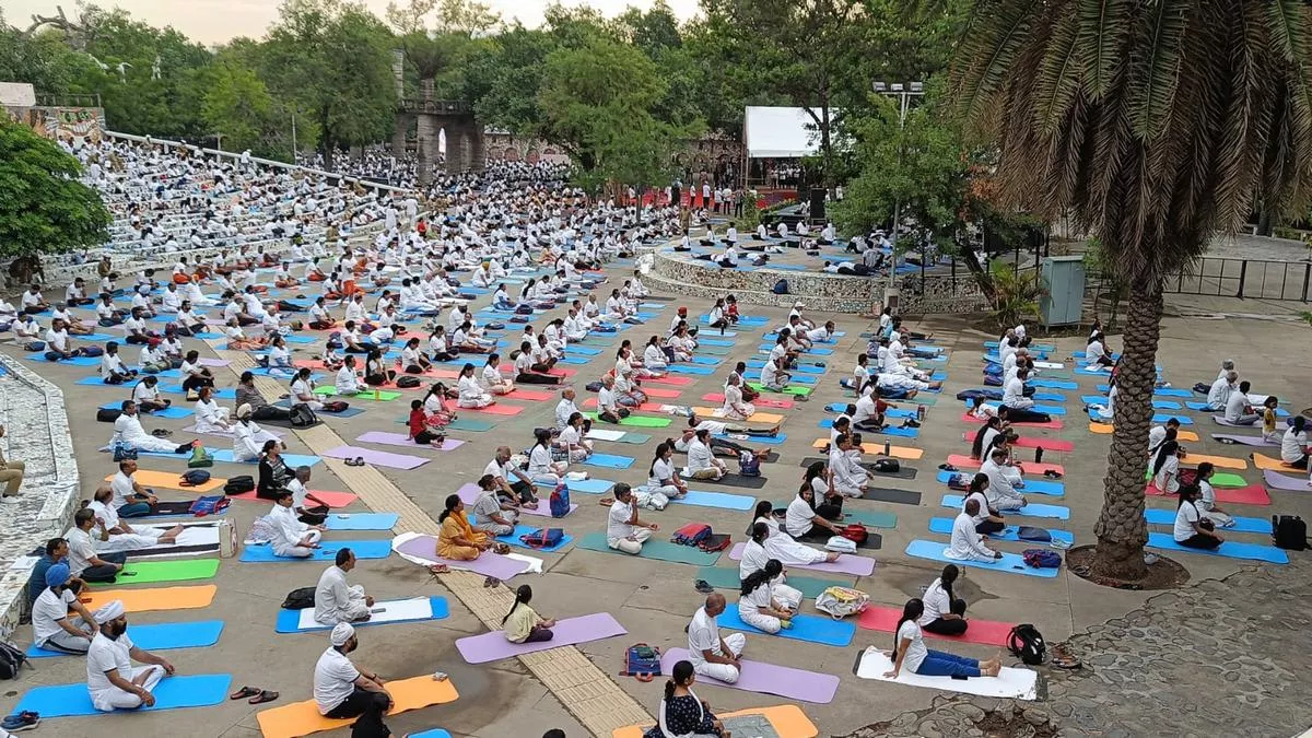 Yoga Day 2022: योगमय हुआ सिटी ब्यूटीफुल चंडीगढ़, लोगों ने राक गार्डन ...