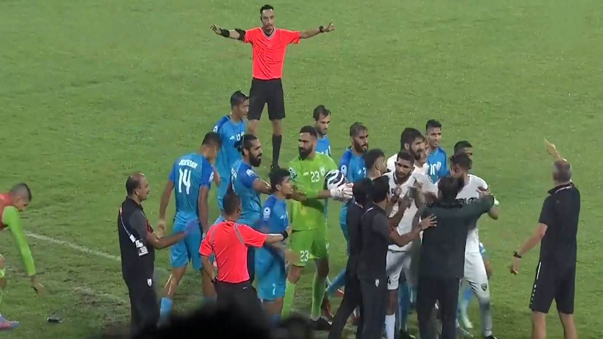 IND vs PAK: मैच के दौरान भारतीय कोच से भिड़े पाकिस्तानी खिलाड़ी, रेफरी ...