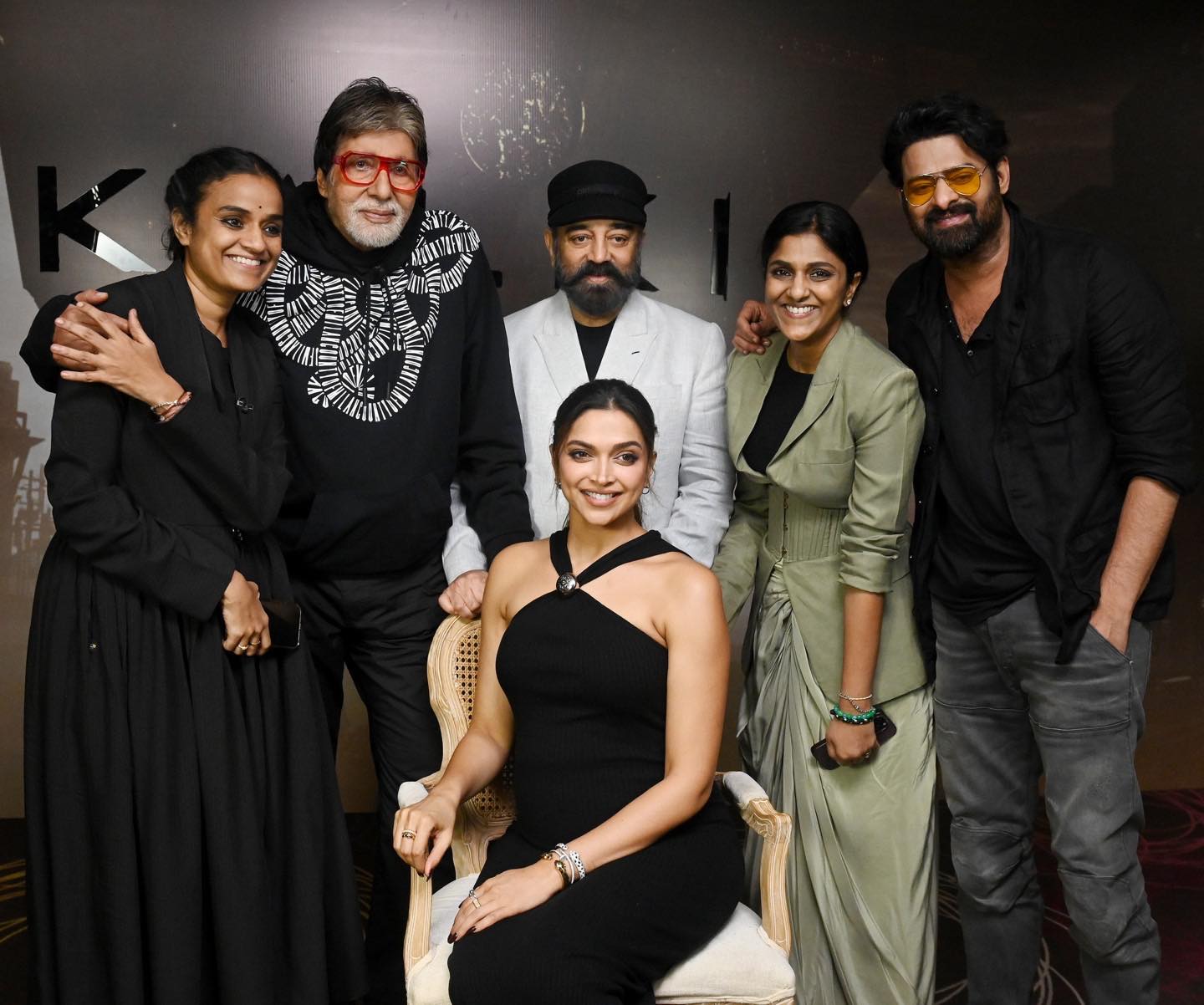 अपनी ऑनस्क्रीन बेटी Deepika Padukone का प्रेग्नेंसी में ध्यान रखते दिखे ...