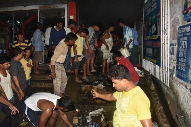 कॉमर्शियल चौक पर न्यू मार्केट में लगी आग, लाखों की क्षति