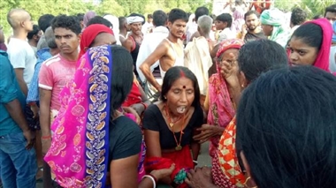 तेज रफ्तार में पेड़ से टकराया बाइक सवार मौके पर ही दो की मौत